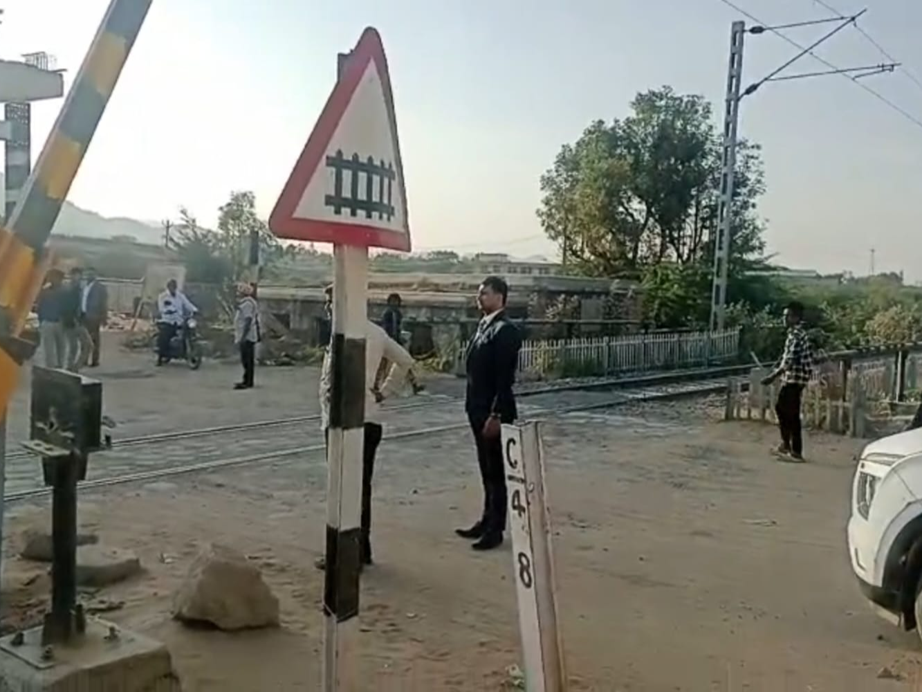 The gate man kept sleeping inside | गेट मैन अन्दर सोता रहा: ट्रेन ...