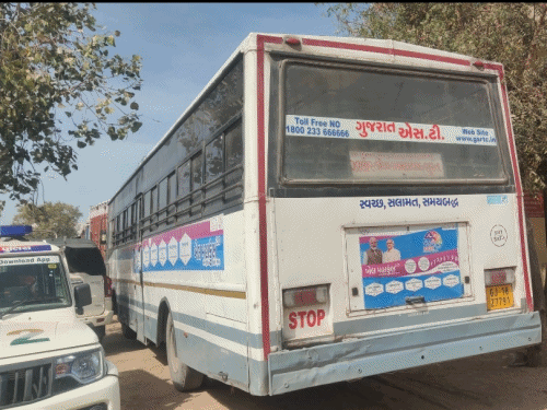 Bus crushes young man crossing road | रोड़ क्रॉस कर रहे युवक को बस ने ...