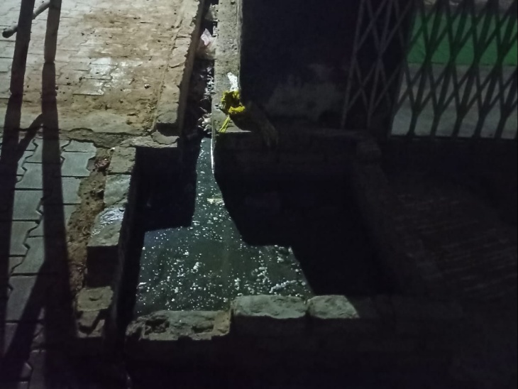 3 year old innocent girl fell into a pit, died due to drowning | गड्ढे ...