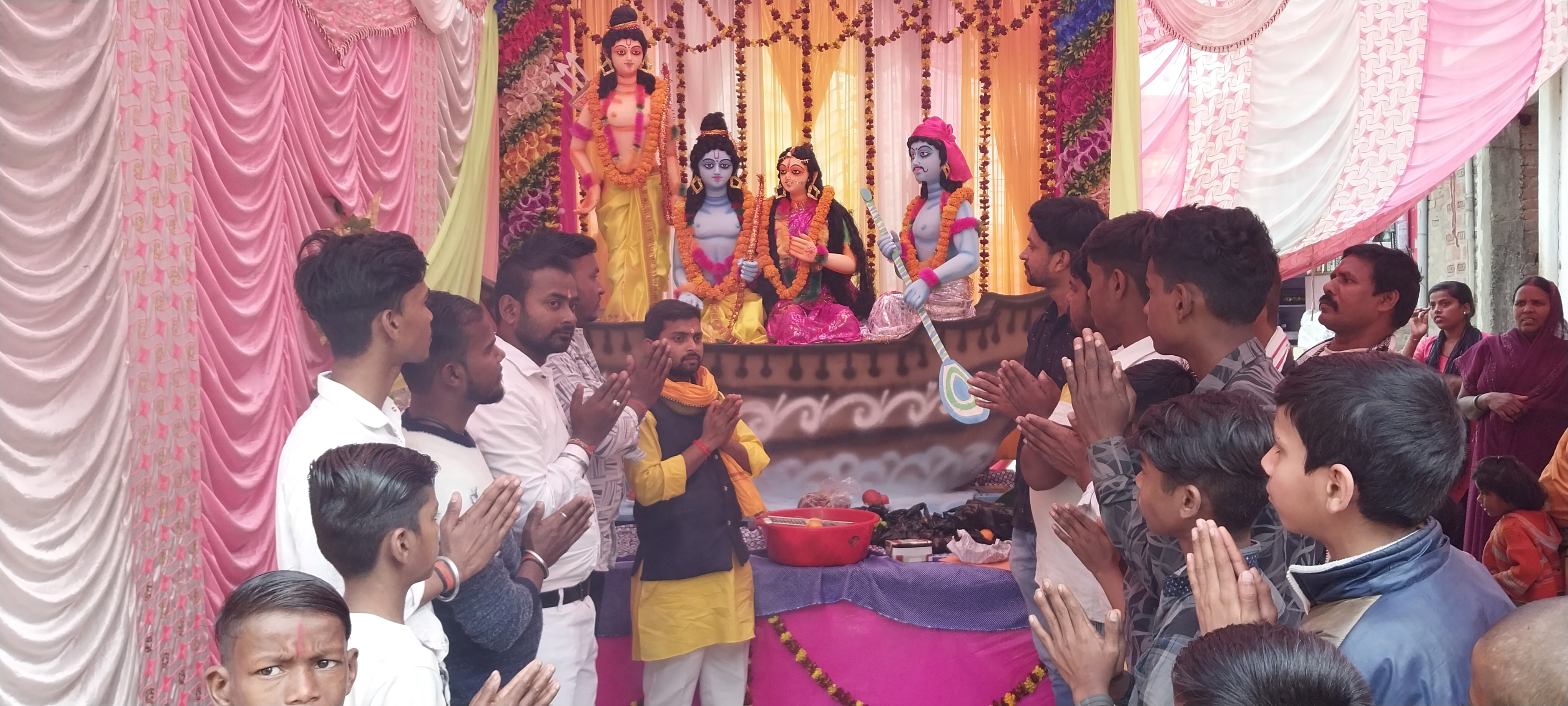 Worship was done by installing the statue of Nishad Raj Kevat. | निषाद ...