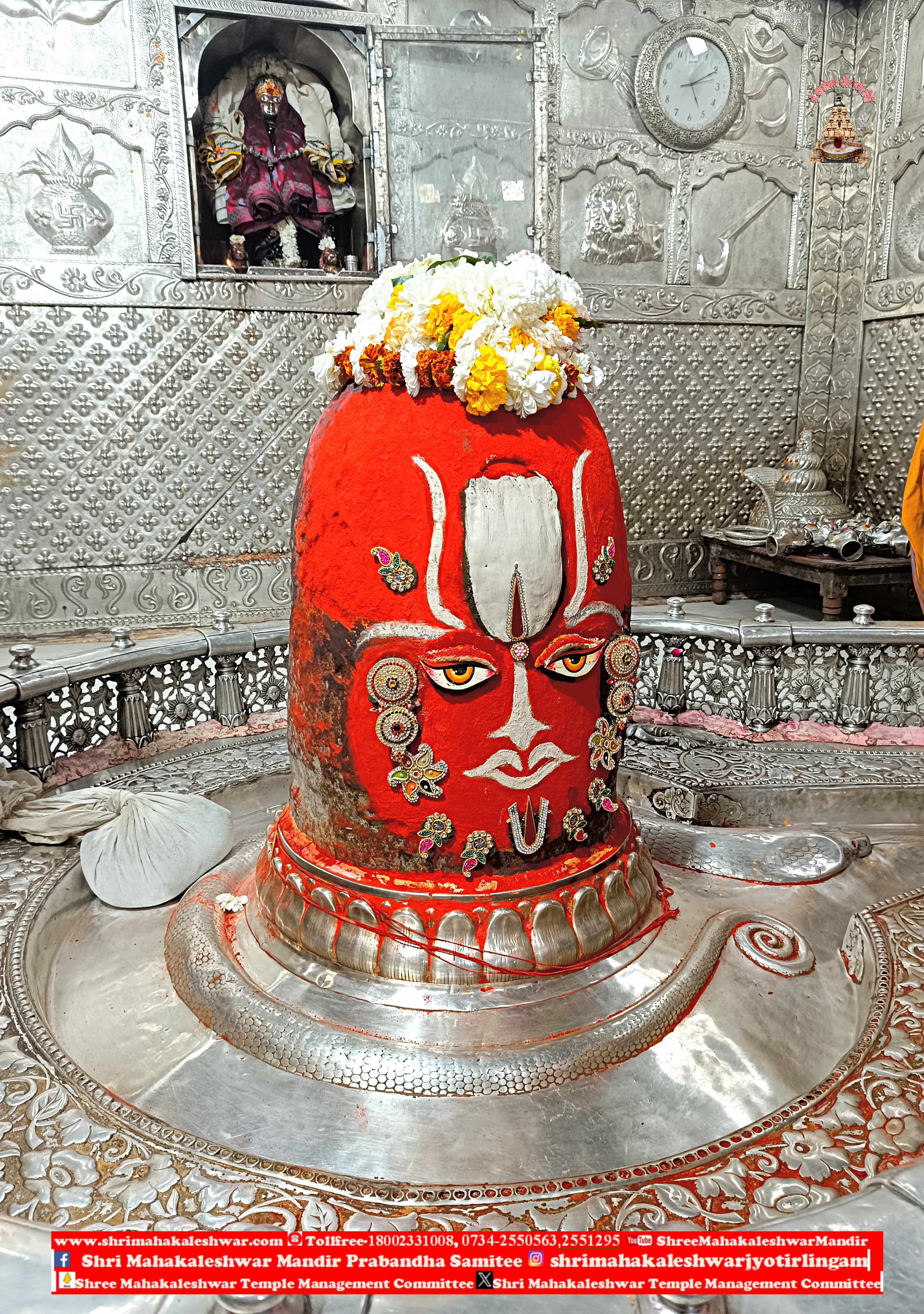 Decorate Lord Mahakal by offering vermilion, rose garland and turban ...