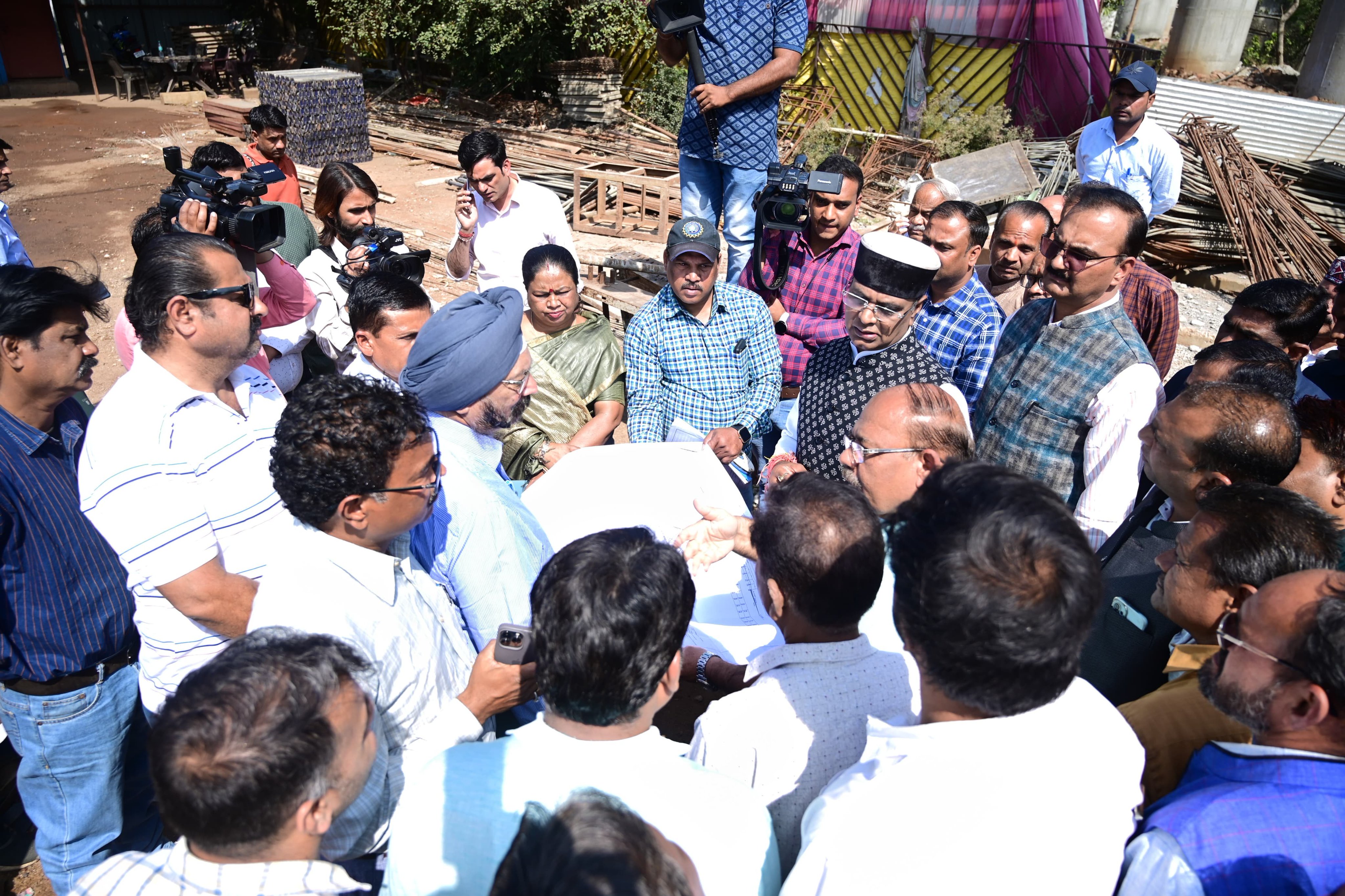 Minister Sarang angry at PWD Chief Engineer। Vishwas Sarang। Aishah ROB ...