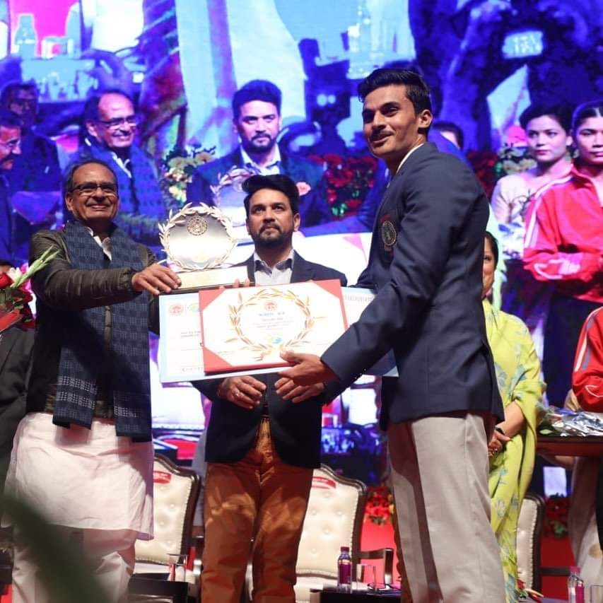 Narmadapuram! Vikram awardees Aastha and Vishwajeet got government jobs ...