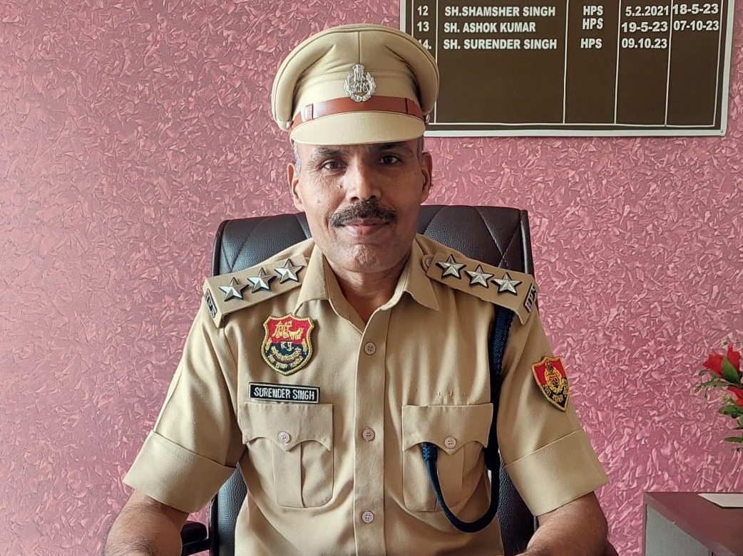 Nuh DSP house of victim | नूंह में कुकर्म पीड़ित के घर पहुंचे डीएसपी ...