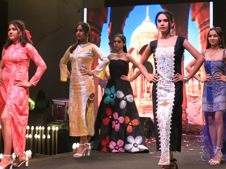 Models walked the ramp wearing Rajasthani and handloom outfits | मॉडल्स ...