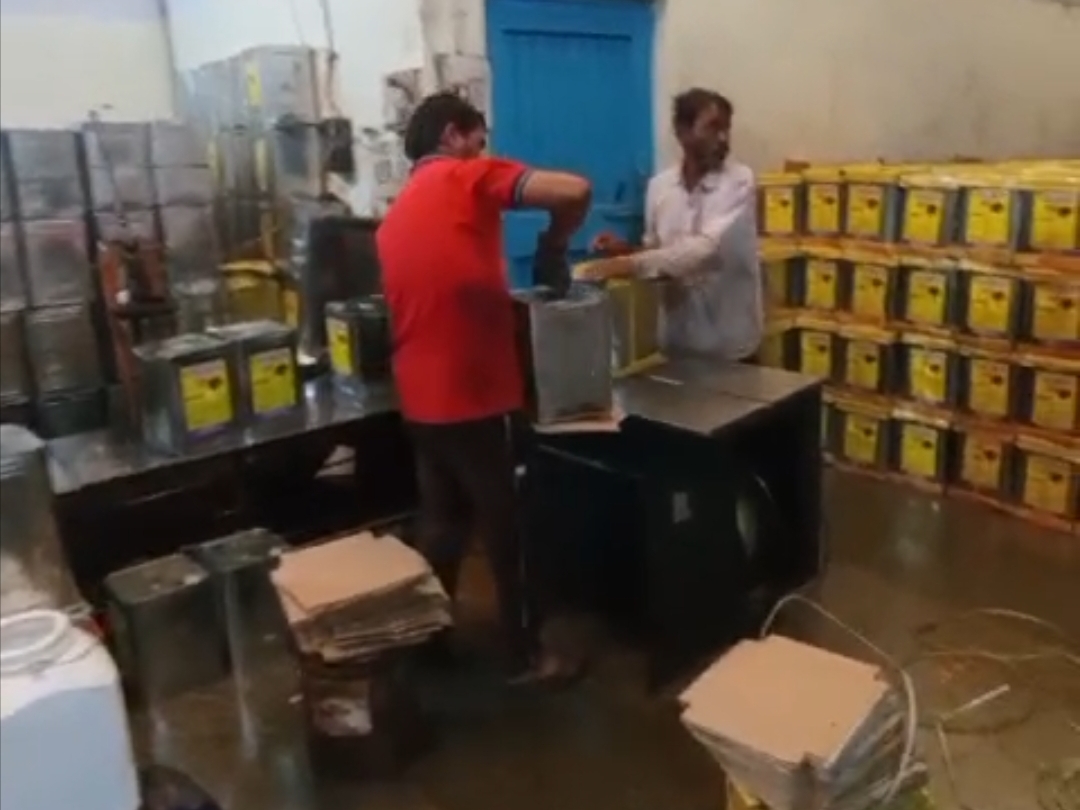Raid in city's oil repacking unit | नगर की ऑयल रीपैकिंग यूनिट में छापा ...