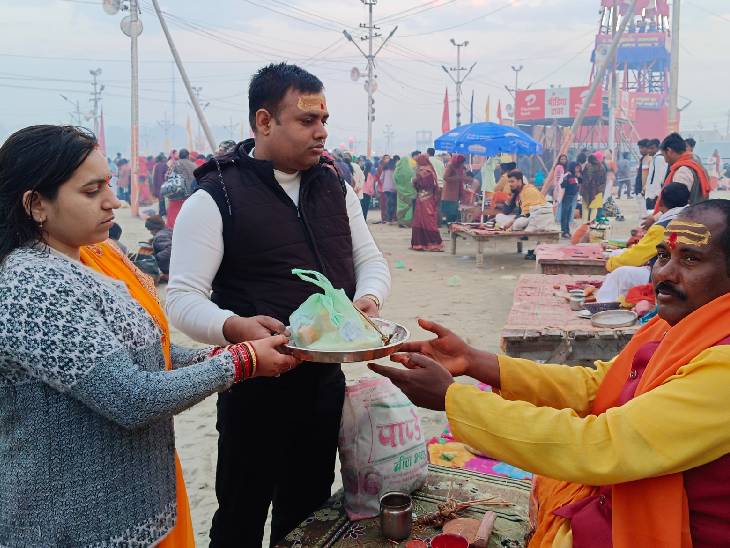 Maghi Purnima today, devotees taking bath in Sangam