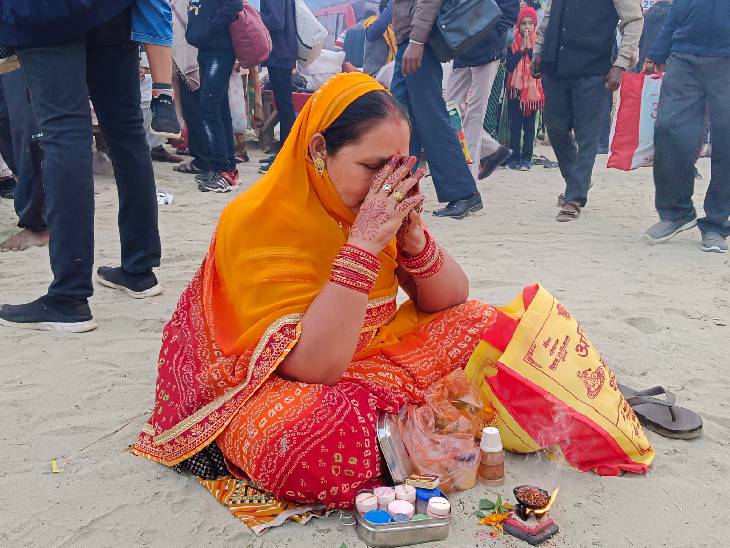 Maghi Purnima today, devotees taking bath in Sangam