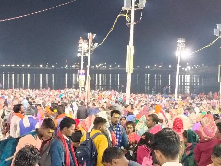 Maghi Purnima today, devotees taking bath in Sangam