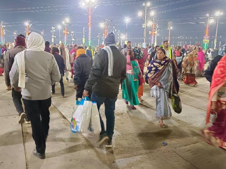 Maghi Purnima today, devotees taking bath in Sangam