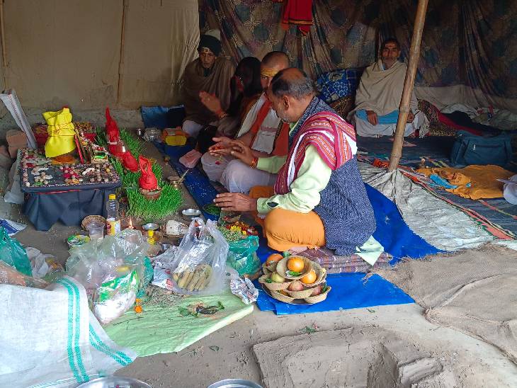 Maghi Purnima today, devotees taking bath in Sangam
