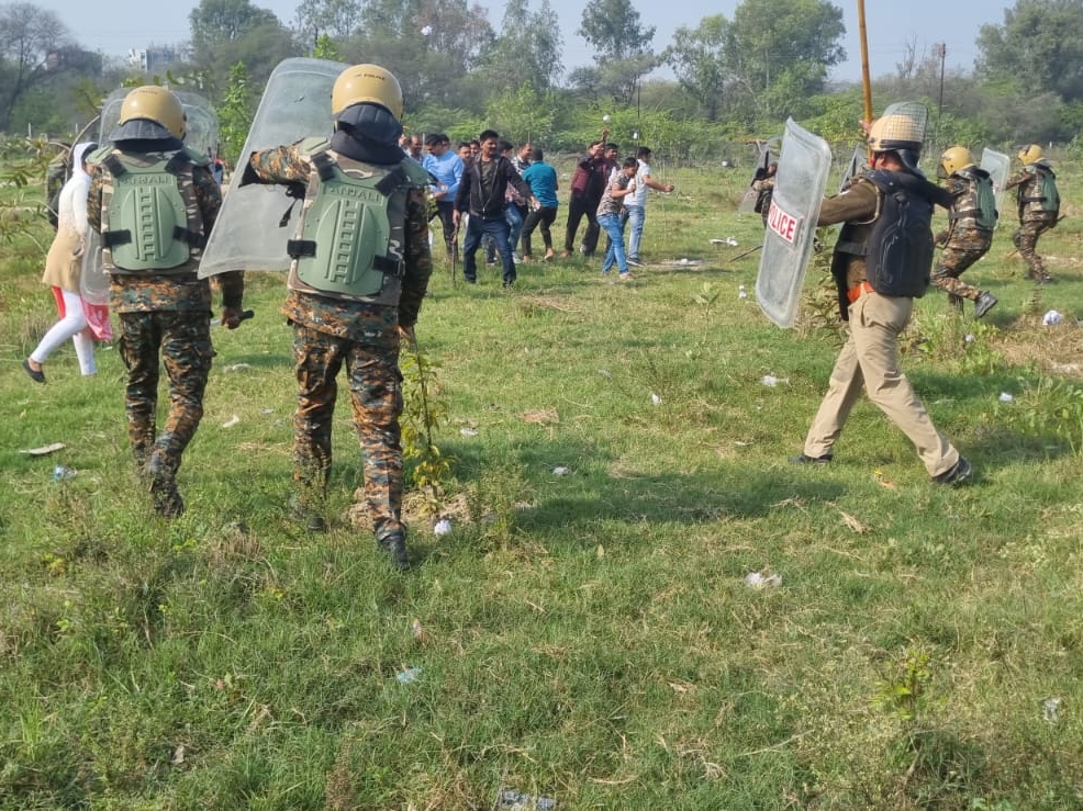 Unnao Police's mock drill to deal with rioters | दंगाइयों से निपटने के ...