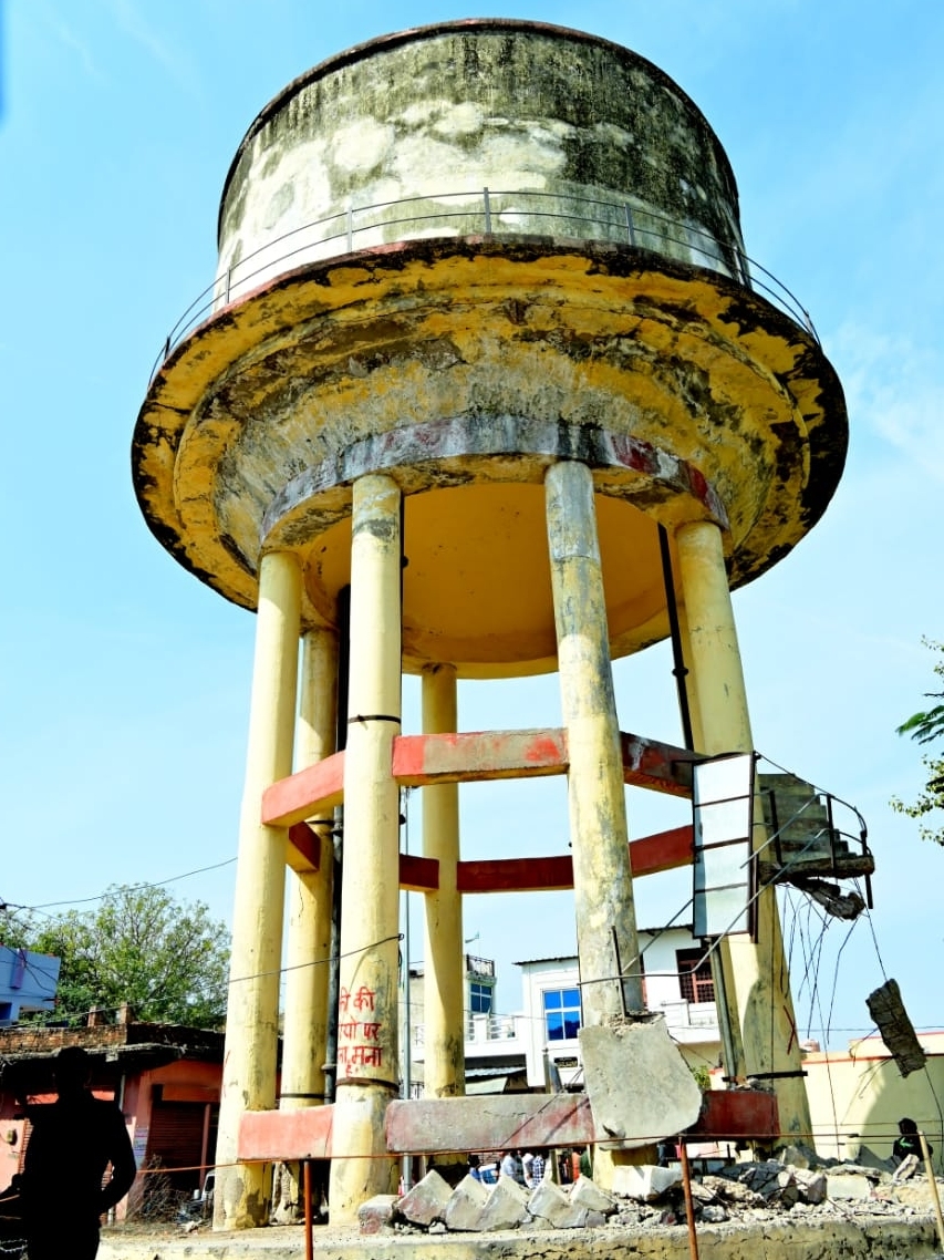The roof of a 40 year old water tank collapsed | 40 साल पुरानी पानी की ...