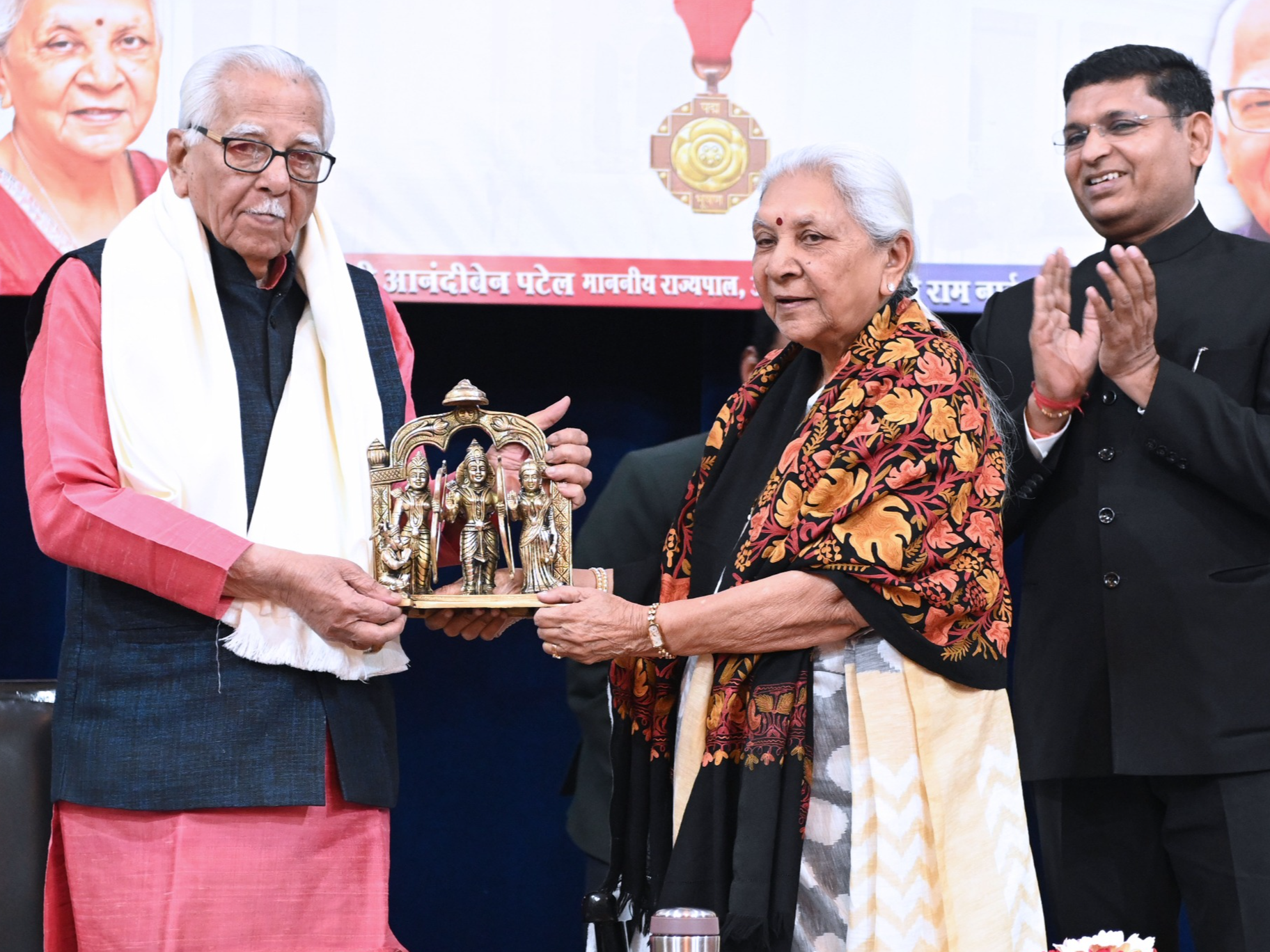 Honor ceremony of former Governor for the first time at Raj Bhavan in up