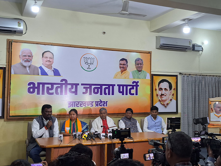 Congress MP Geeta Koda joins BJP | कांग्रेस सांसद गीता कोड़ा बीजेपी में ...