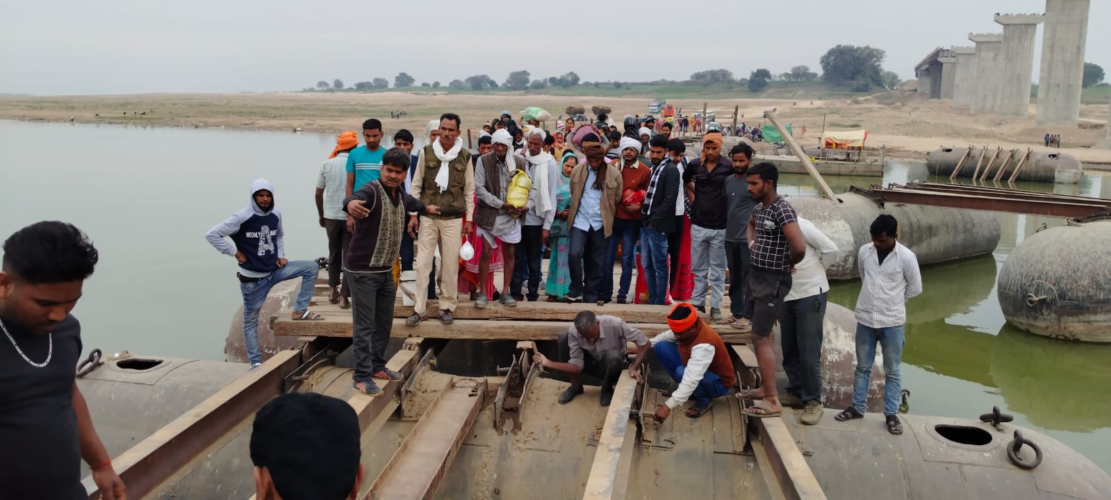 The barrels of the pontoon bridge filled with water, when the girder ...