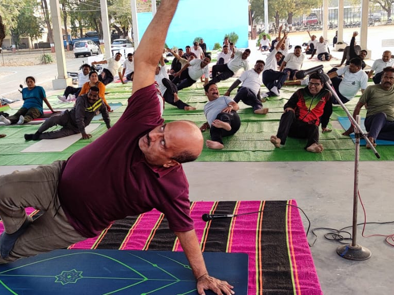 IPS became Yogaguru: More than 60 policemen and common people ...