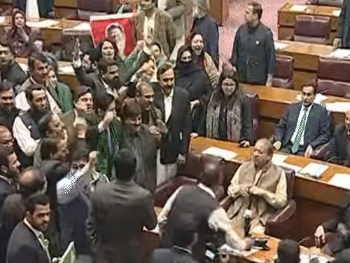 पाकिस्तान में सांसदों ने पद की शपथ ली:संसद में इमरान के पोस्टर के साथ ...