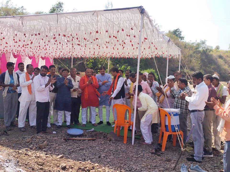 MLA performed Bhoomi Pujan of construction work | विधायक ने किया निर्माण कार्य का भूमिपूजन ...