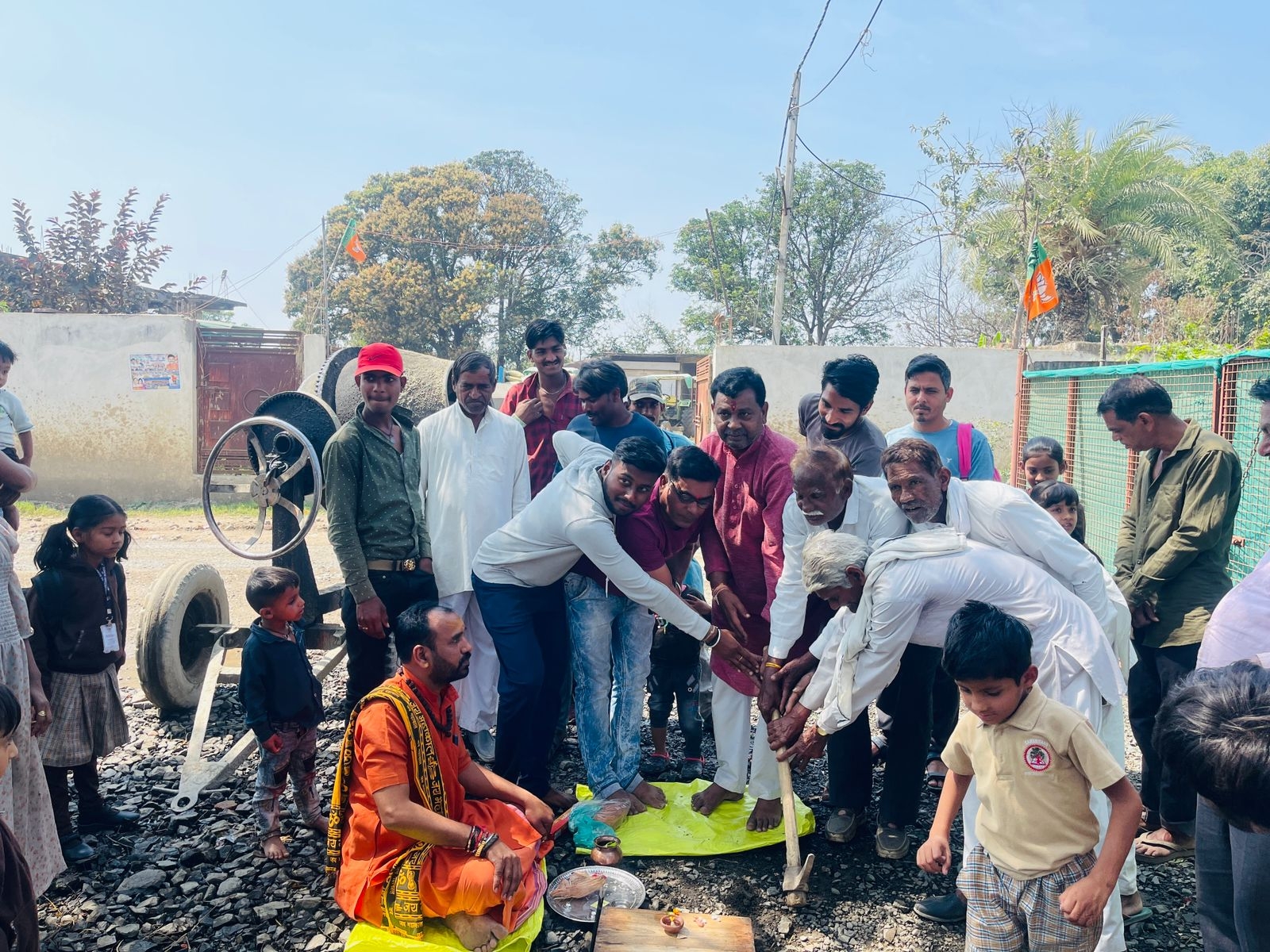 Bhoomipujan of road in Mathani | माथनी में रोड का भूमिपूजन: ग्राम ...