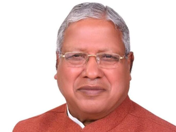 Meerut MP Rajendra Aggarwal got punishment | कोर्ट चलने तक सांसद को ...