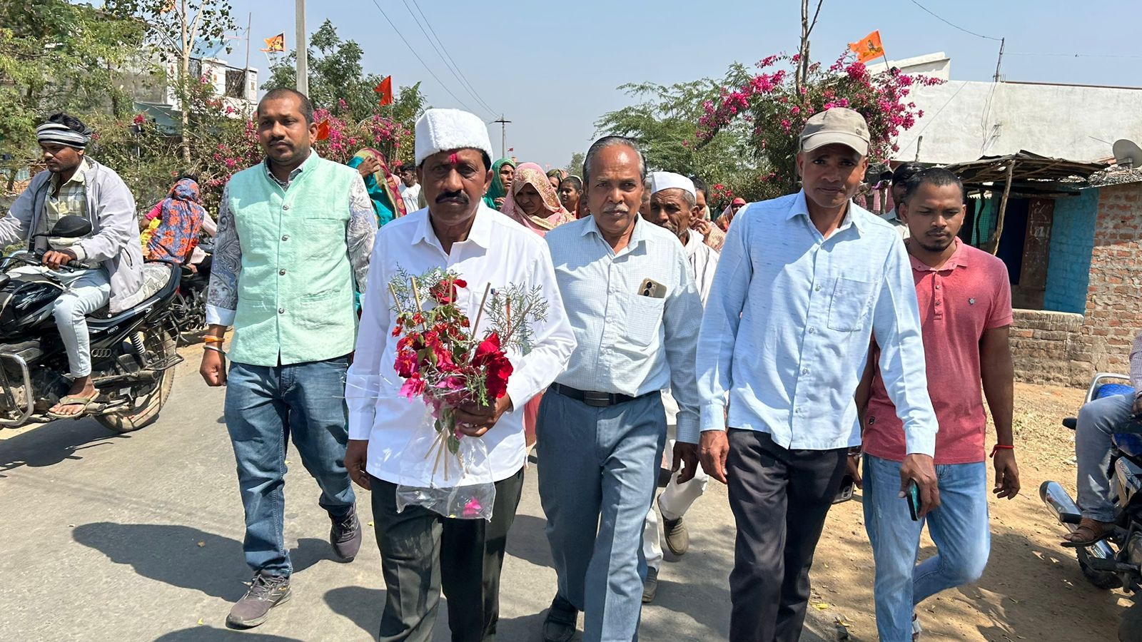 Principal in-charge honored on his retirement | प्रभारी प्रधानाध्यापक ...