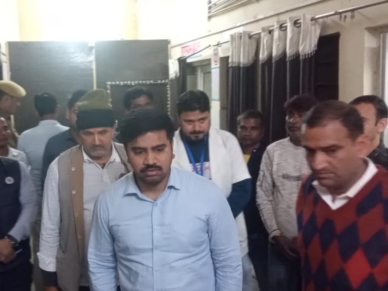 Dholpur District Collector reached Rajakheda | राजाखेड़ा पहुंचे धौलपुर जिला कलेक्टर: गेट के पास ...