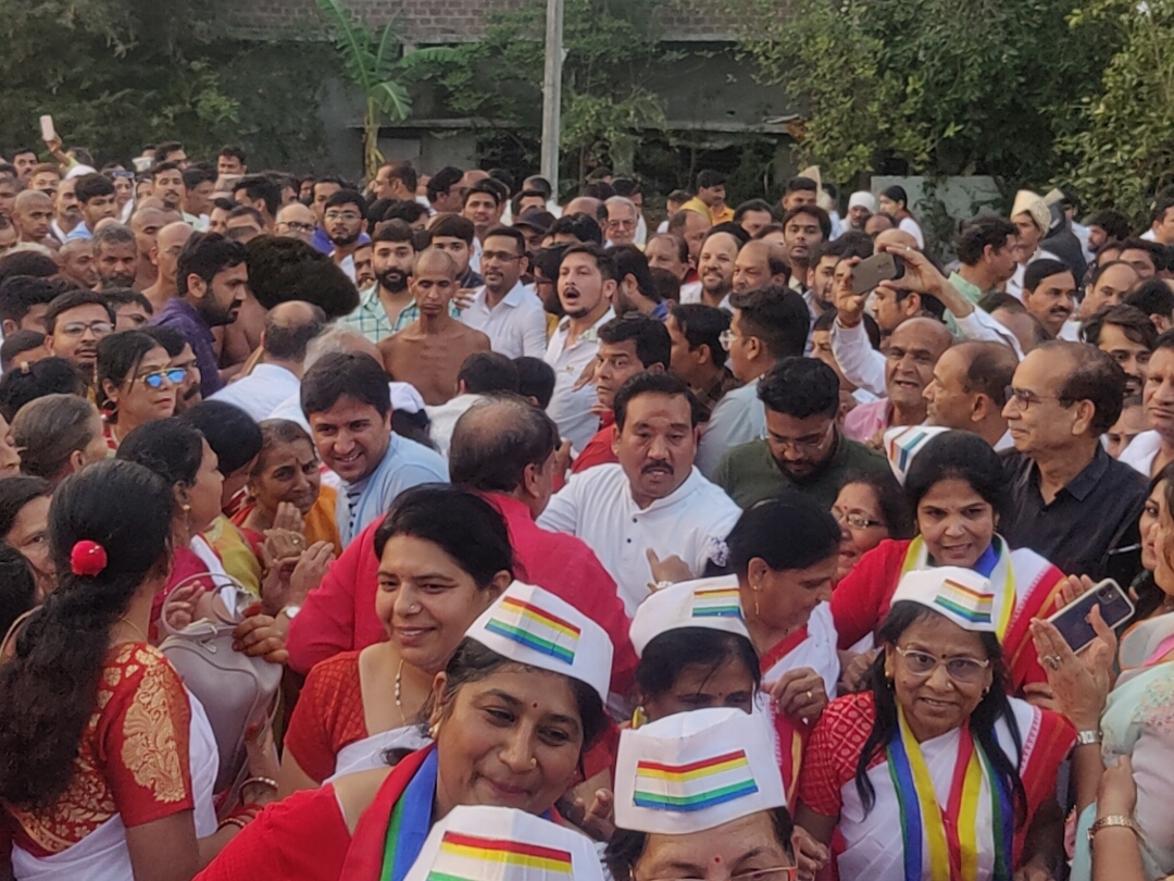 Acharyashree's historic entry into Shruti Farm House Hatod | श्रुति ...