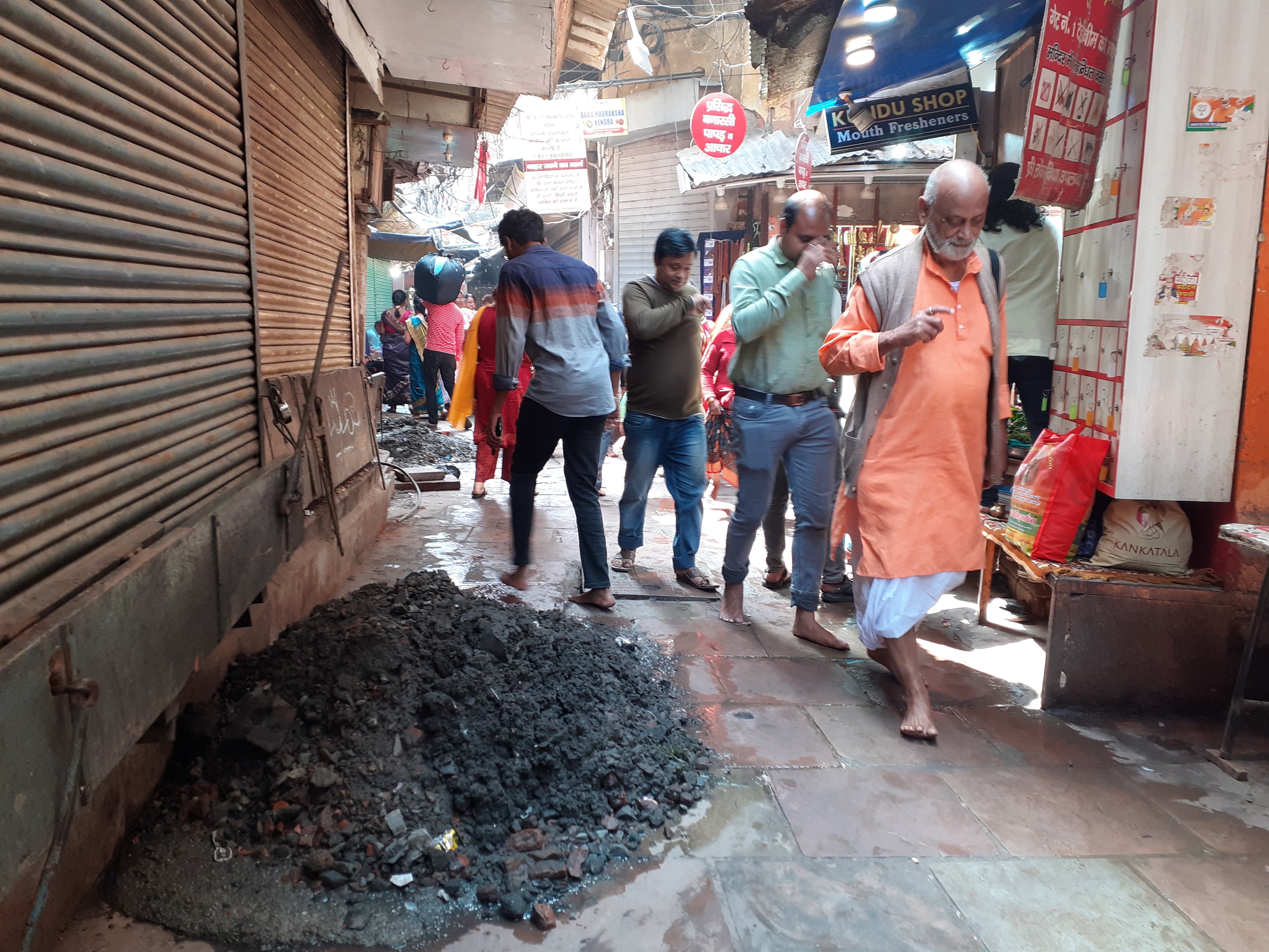 Cleaning of sewer in Varanasi left silt, people worried | वाराणसी में ...