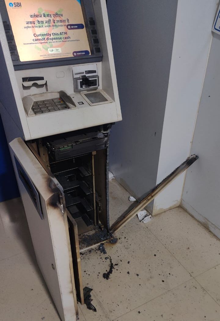 SBI Bank ATM cut with cutter in Jawaja | ATM गार्ड को बंधक बनाकर साढ़े ...