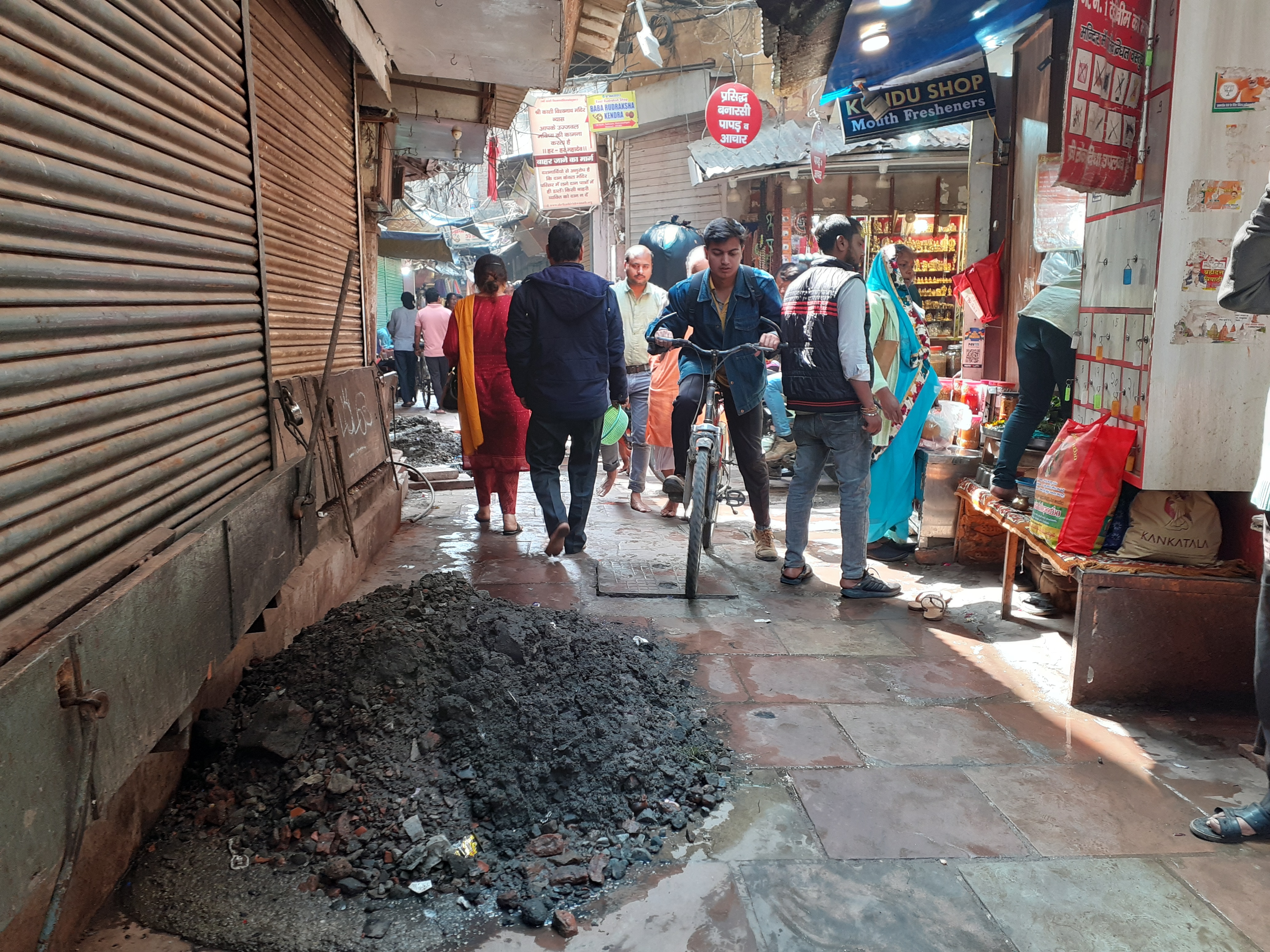 Cleaning of sewer in Varanasi left silt, people worried | वाराणसी में ...