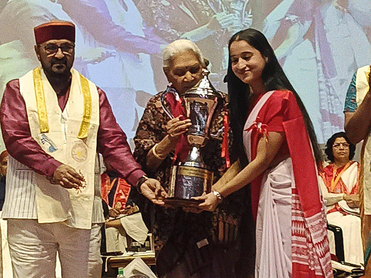 Convocation ceremony of Agra University begins, Anandiben Patel reaches ...