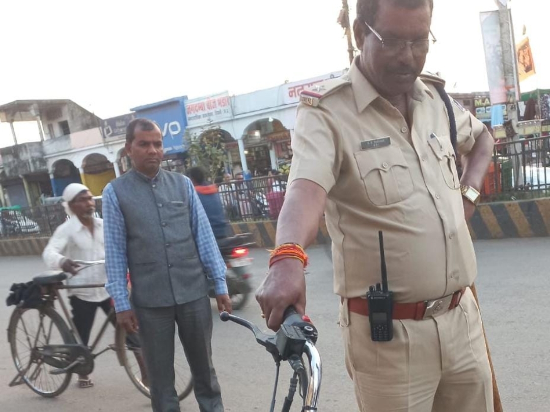Challan issued to 5 bus drivers for parking the bus on the road ...