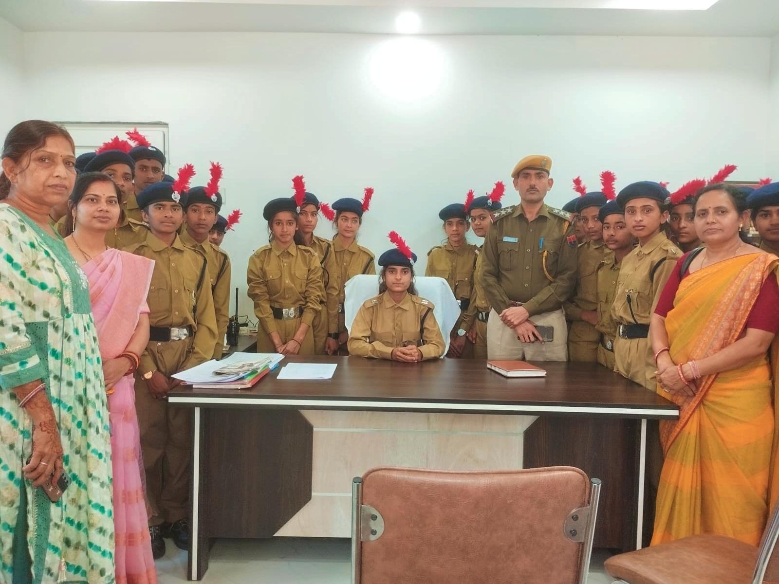 9th class student becomes 'SHO' for a day | 9वीं कक्षा की छात्रा बनी एक ...