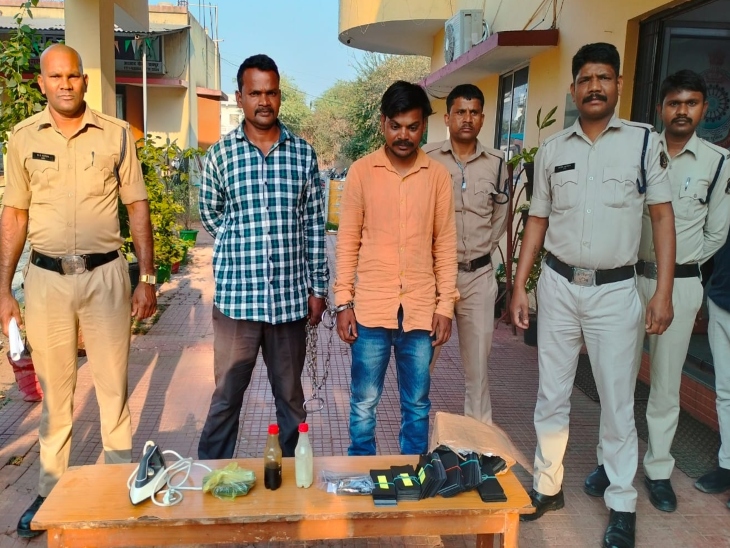 In the pursuit of seeing a magical act, one became a victim. | कागज को ...