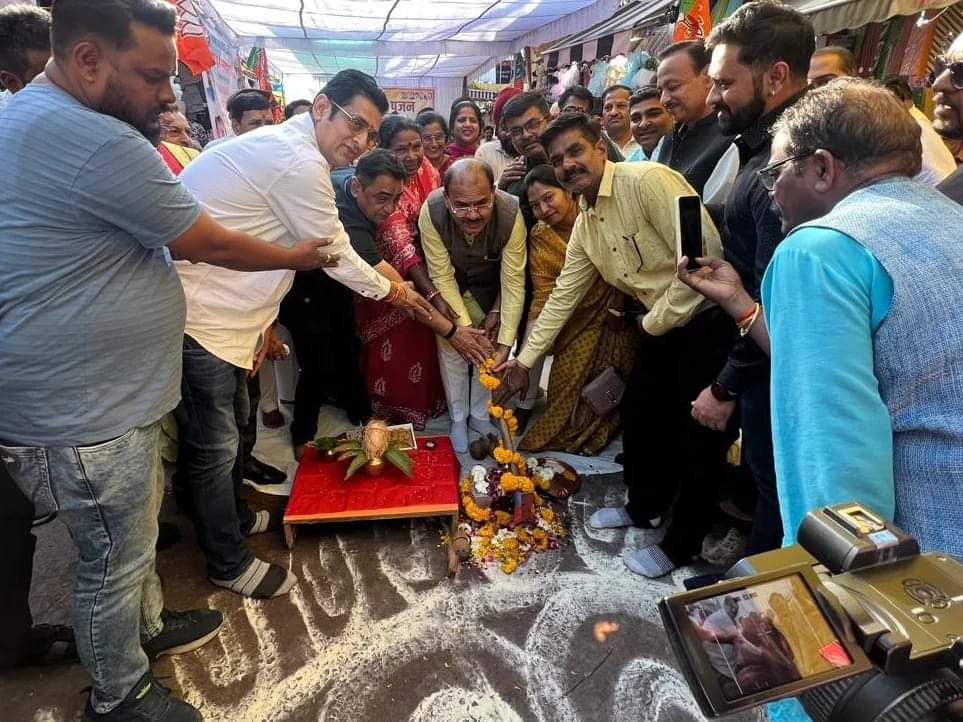 MLA Bhagwan Das Sabnani performed Bhoomi Pujan of the road