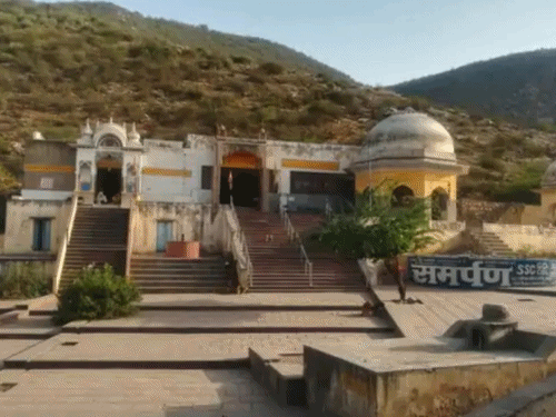 7 feet tall Bhuteshwar Mahadev Shivling in Tal Vriksha Dham | ताल वृक्ष ...