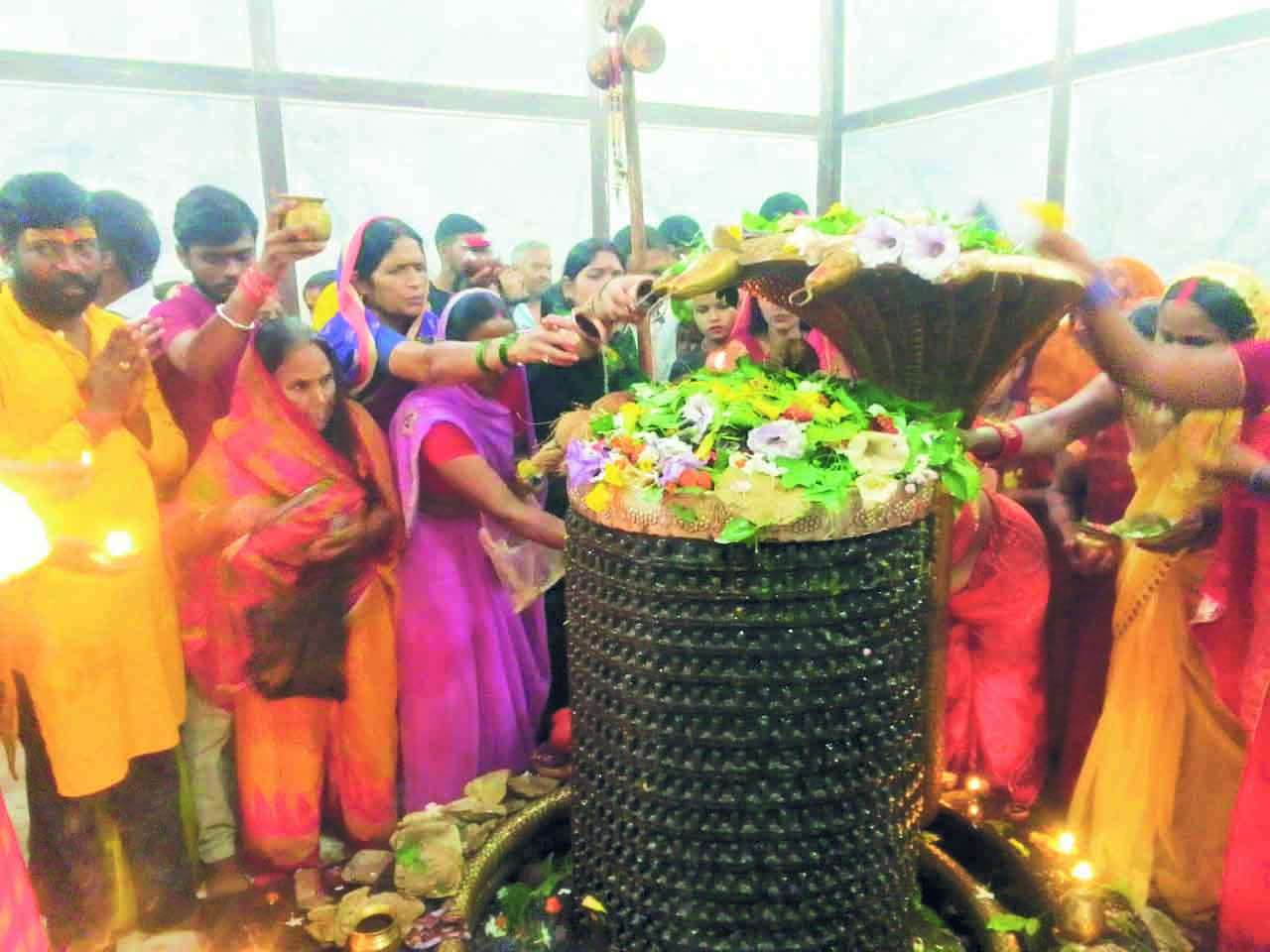 Har-Har Mahadev...Bhang, Dhatura, Akwan, flowers and Belpatra offered ...