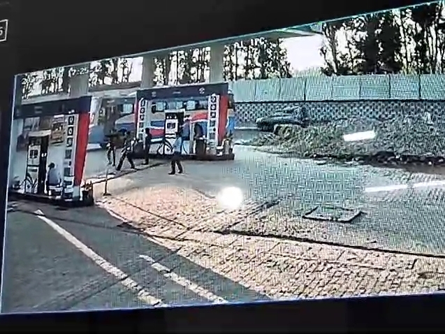 Policeman beaten up by rogue bus drivers in Amroha | अमरोहा में ...