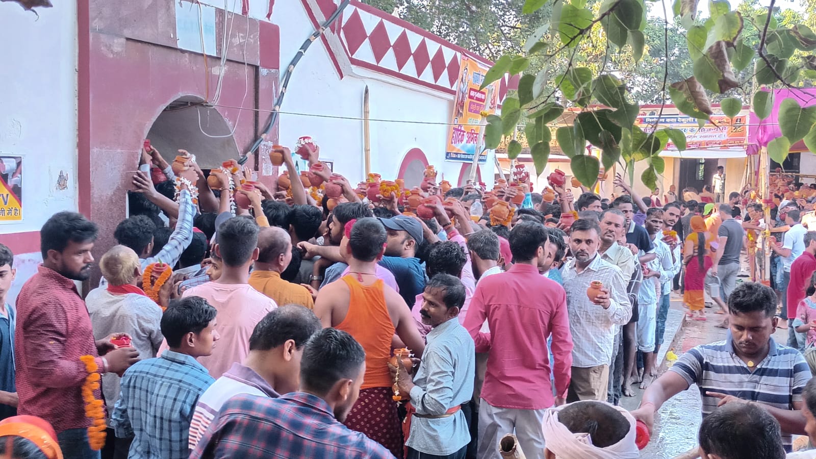 One lakh devotees offered water at Dekuli Dham, the Shiva temple echoed ...