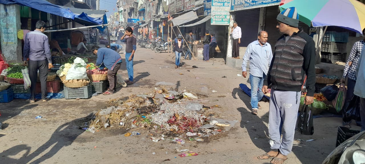 Sanitation workers on strike for three days, garbage piled up ...