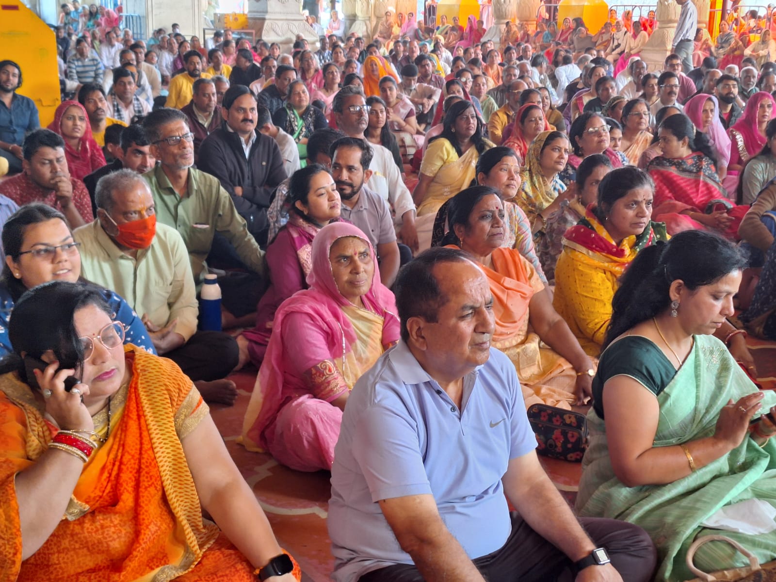 Devotees danced to the hymns of bhajan singer Anoop Jalota. | भजन गायक ...