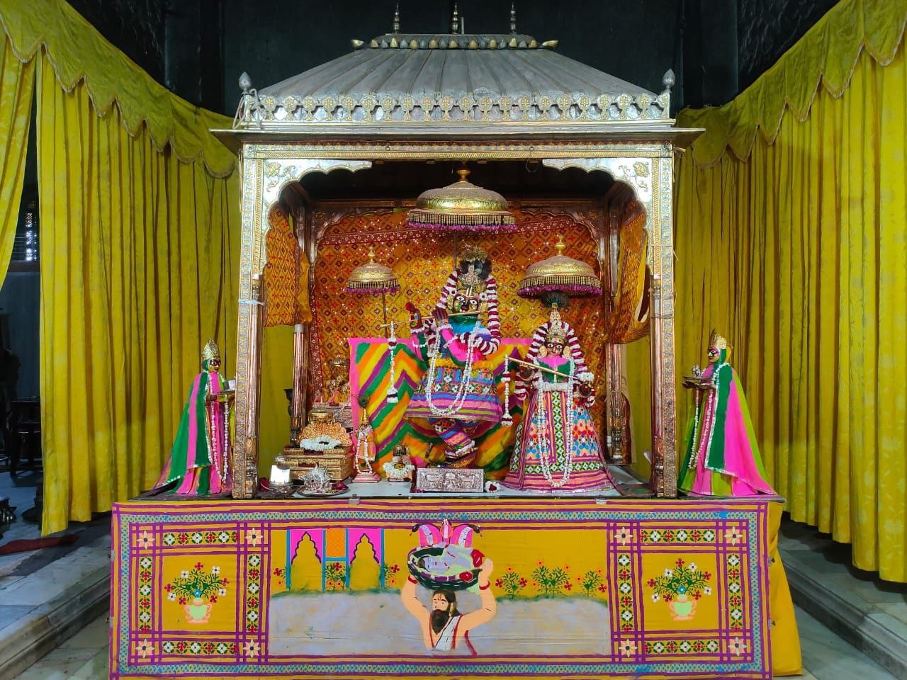 Devotees danced to the hymns of bhajan singer Anoop Jalota. | भजन गायक ...