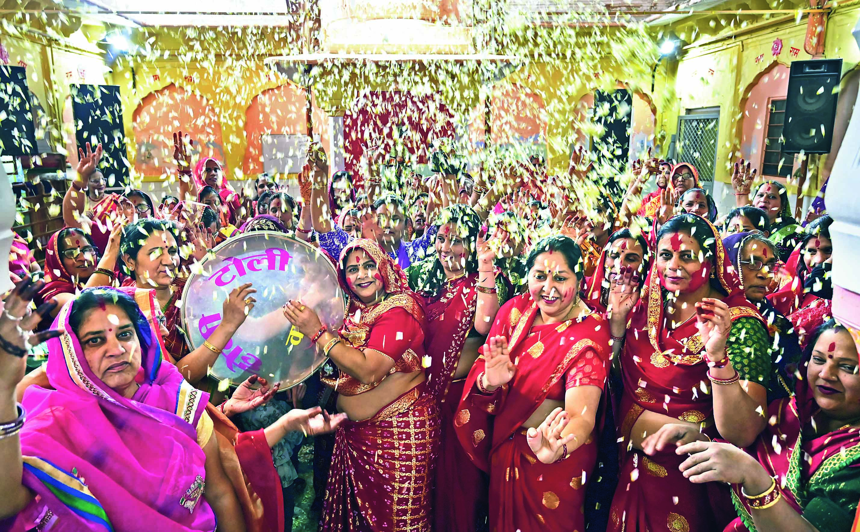 Women played Holi of flowers in Phagotsav | फागोत्सव में महिलाओं ने ...