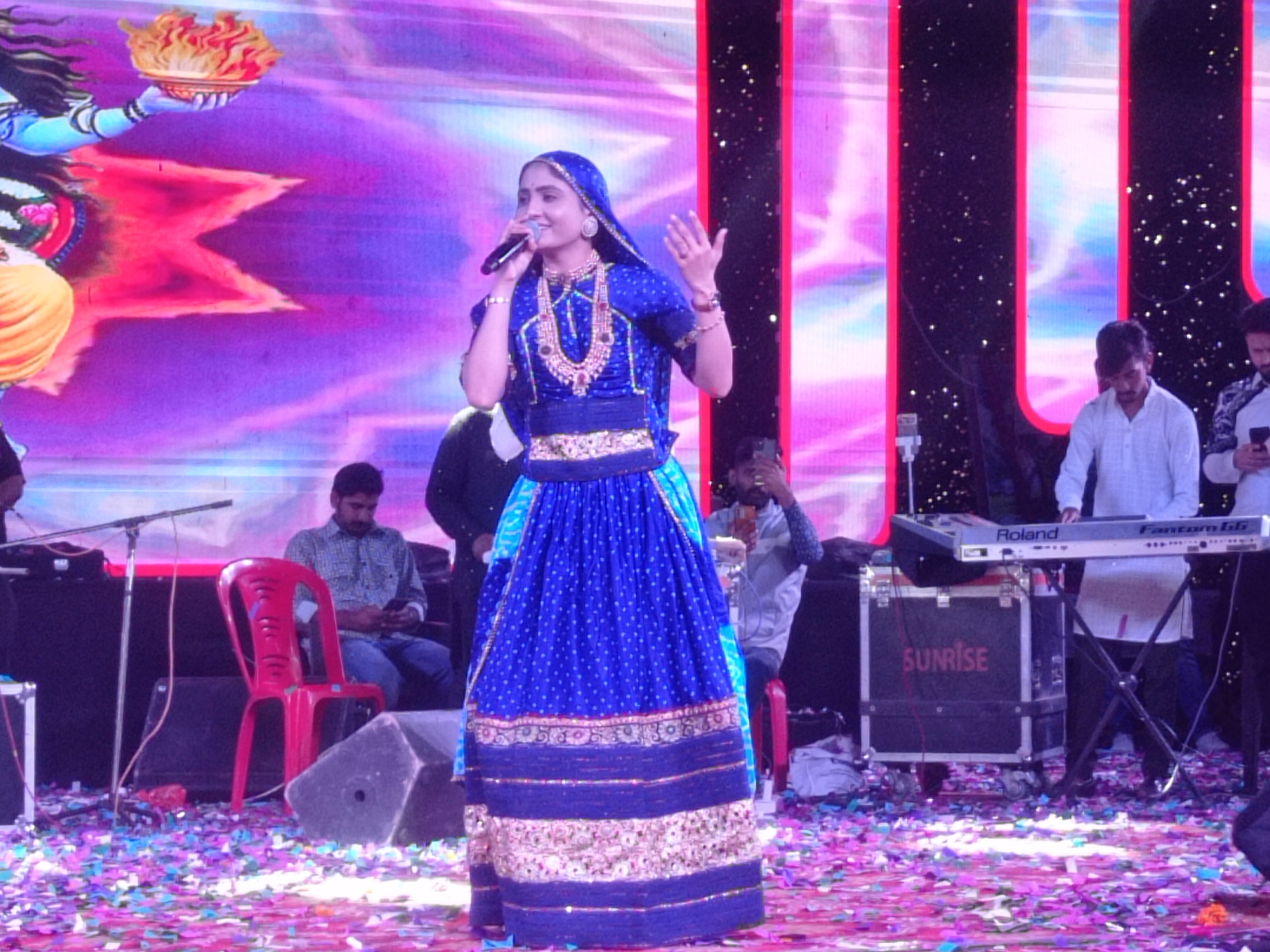 Gujarat's famous bhajan singer Geeta Rebari gave a presentation, the ...