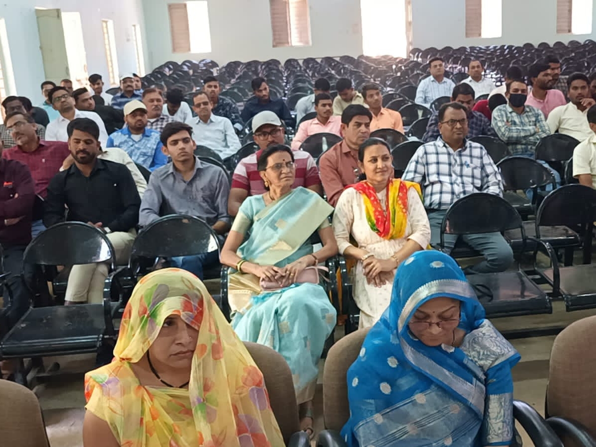 A big meeting of the tribal Barela community of Barwani district was ...