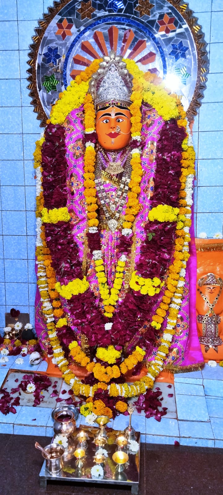 Maa Chamunda Devi did beautiful decoration of Mata Rani in Mata Mandir ...