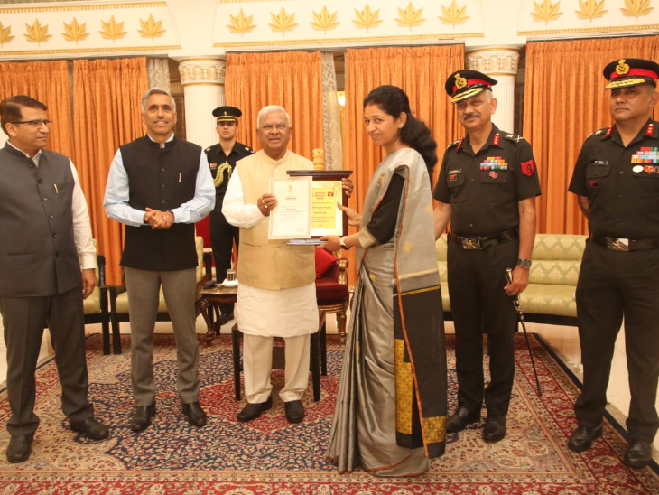 Governor honored Rewa Collector | रीवा कलेक्टर को राज्यपाल ने किया ...