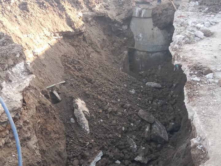 The soil of the sewerage pit collapsed | सीवरेज के गड्ढे की मिट्टी ढही ...