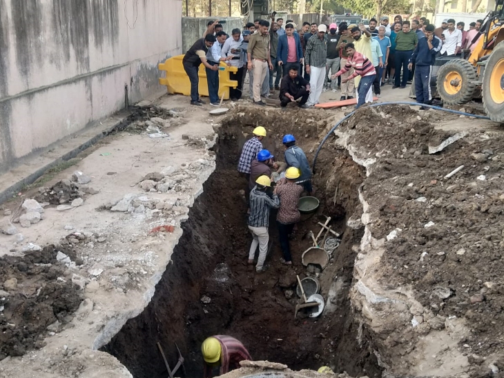 The soil of the sewerage pit collapsed | सीवरेज के गड्ढे की मिट्टी ढही ...